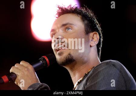 Verona Italy 07/09/2002: Nek,Italian singer, during the television show ...