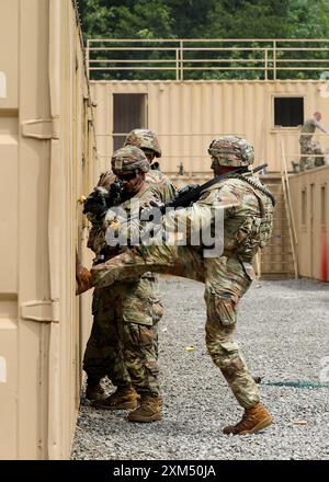 Tennessee Army National Guard Soldiers of the 890th Sapper Company at ...