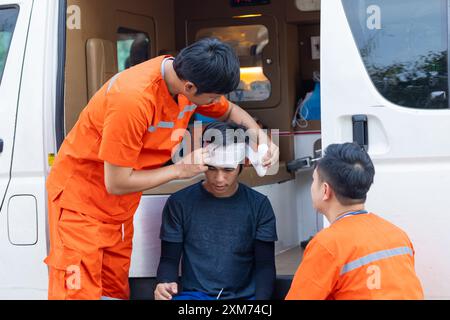 Worker with injured head and doctor Stock Photo - Alamy