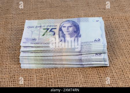 Pakistan commemorative new 75 rupees notes with portraits of Quaid-e ...