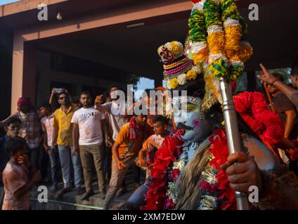 Lord Shiva procession with devotees at Lal Kach festival, Dhaka ...
