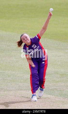Grace Ballinger bowling for Northern Superchargers in The Hundred ...