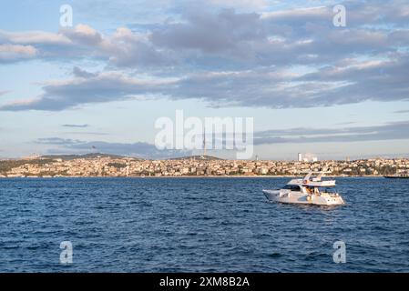 Touristic sightseeing ships in istanbul city, Turkey Stock Photo - Alamy