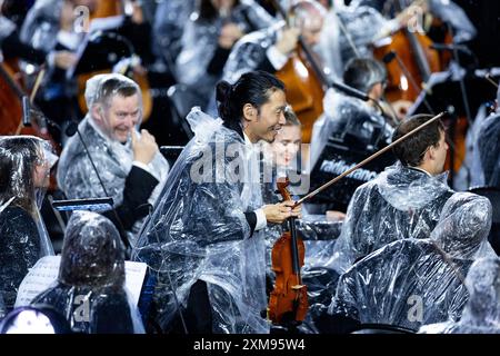 Musiker des Orchester im Regen im Regenponcho mit Instrumenten, FRA ...