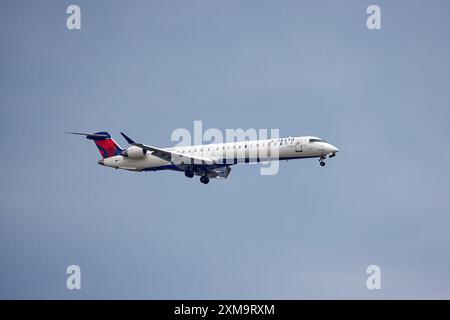 Delta Connection 15298 : A Delta Connection (DL) Bombardier CRJ-900 ...