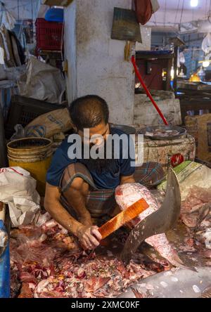 Bangladeshi man removing fish scales at fish market, Dhaka Division ...