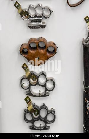 Prohibited weapons seized by the police, cutting and stabbing weapons ...