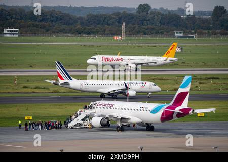 Duesseldorf Airport, Airfrance Hop Embraer ERJ-190 on the taxiway ...
