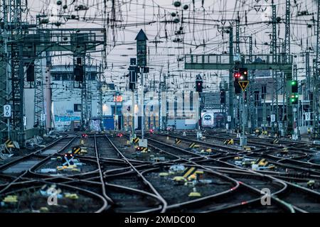 Cologne Central Station, tracks on the west side, overhead lines ...