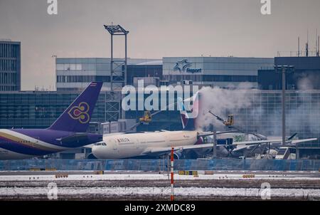 Winter at Frankfurt Main Airport, FRA, Delta aircraft being de-iced at ...