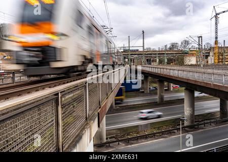 Railway bridges at the Duisburg-Kaiserberg motorway junction, complete ...