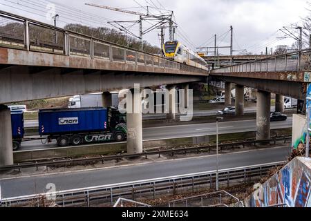 Railway bridges at the Duisburg-Kaiserberg motorway junction, complete ...