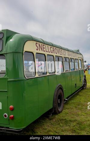 isle of wight southern vectis busses at newport bus station, queue of ...