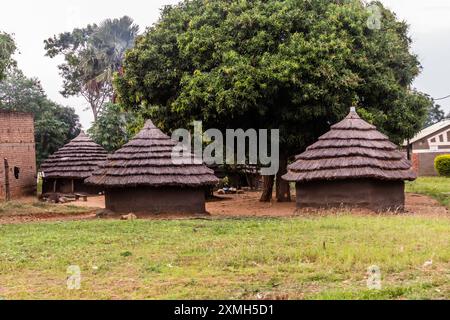 Round huts in Pakwach town, Uganda Stock Photo - Alamy