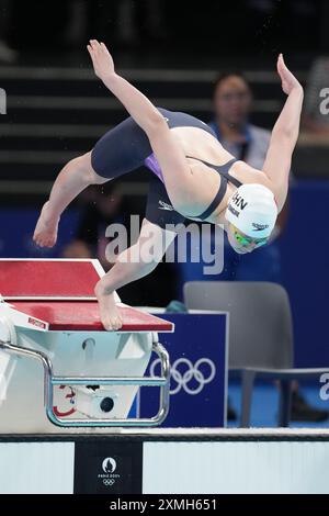 (240728) -- PARIS, July 28, 2024 (Xinhua) -- Daphne Chan Nok Sze (L) of ...
