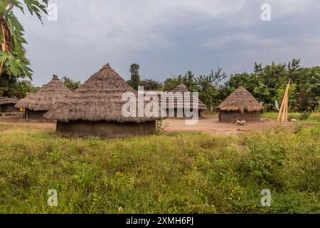 Round huts in Pakwach town, Uganda Stock Photo - Alamy