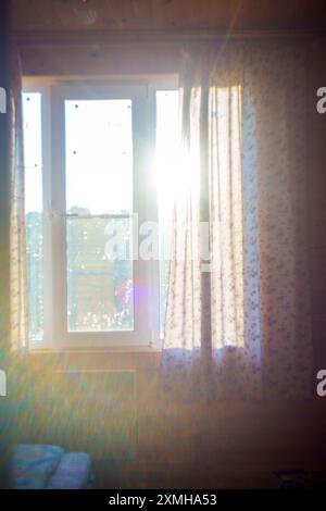 Light streaming into room through window onto wall Stock Photo - Alamy