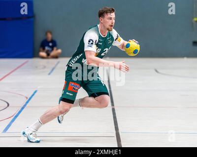 Erik PERSSON (FRISCH AUF! Goeppingen, #22) im Zweikampf gegen Maxim ORLOV (1. VFL Potsdam, #22 ...