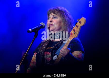 Sängerin Suzi Quatro bei ihrem Auftritt im Rahmen ihrer World Tour 2024 ...