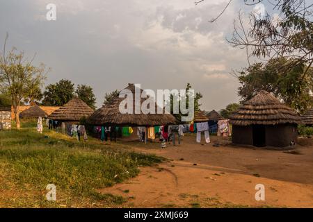Round huts in Pakwach town, Uganda Stock Photo - Alamy