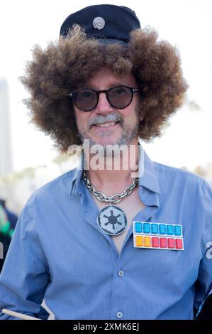 Bob Ross Cosplayer auf der San Diego Comic-Con International 2024 im ...
