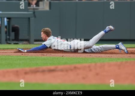 Chicago Cubs outfielder Pete Crow-Armstrong (4) catches a fly out hit ...