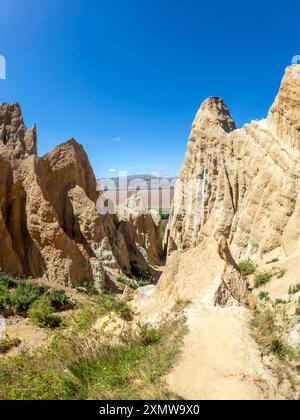Omarama Clay Cliffs : unique and dramatic landscape with towering steep ...
