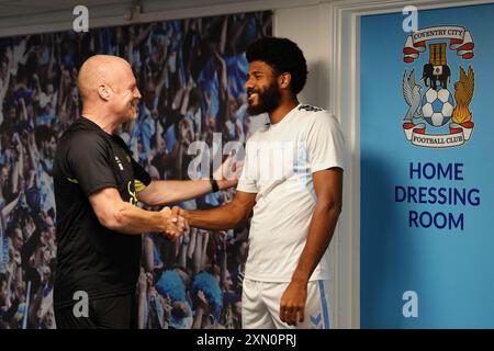 Coventry City's Ellis Simms (right) warming up ahead of the Sky Bet ...