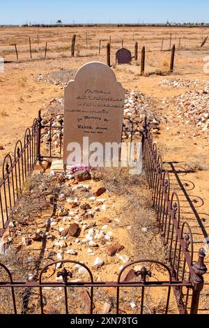 Graves in the Marree cemetery Stock Photo - Alamy