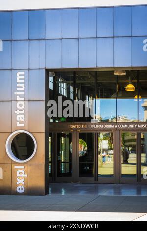 Glass entrance with San Francisco Museum of Modern Art signage, San ...