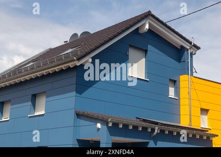 Fassadenverkleidung an einem Wohnhaus *** Facade cladding on a ...