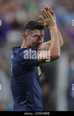 Robert Lewandowski of Barcelona thanks his fans after the UEFA ...