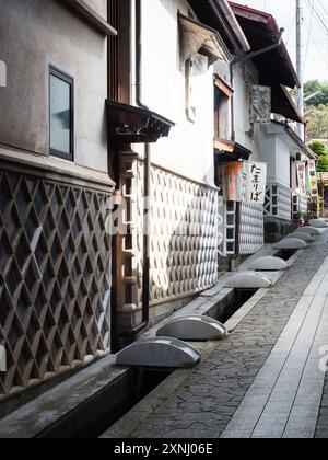 Japanese wooden houses along narrow alley Stock Photo - Alamy