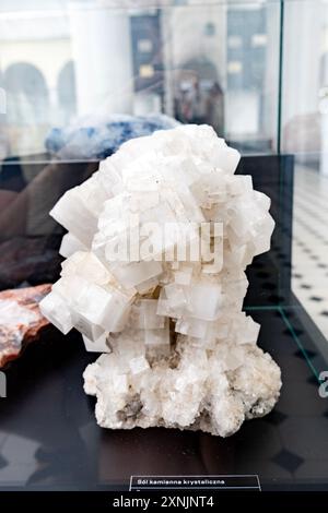 Sodium chloride (rock salt, halite, table salt), crystal structure ...