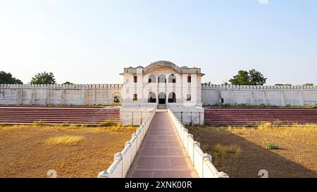 Beautiful view of Sheesh Mahal Pond and Sheesh Mahal, Aam Khas Bagh ...