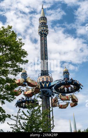 Tivoli, Vergnügungspark, Karusell, Kopenhagen Stock Photo - Alamy