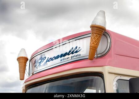 ciccarelli artisan gelato vintage Ford Transit ice cream van uk Stock ...