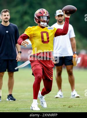 Washington Commanders quarterback Marcus Mariota (8) runs with the ball ...