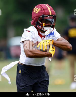 Washington Commanders running back Jeremy McNichols (26) scores a ...
