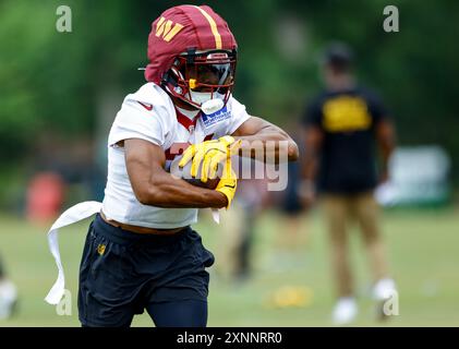 Washington Commanders running back Jeremy McNichols (26) runs the ball ...
