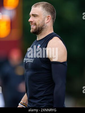 Washington Commanders tight end Zach Ertz (86) works out during NFL ...