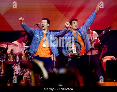 PARIS - Rowers Melvin Twellaar and Stef Broenink are being honored for ...