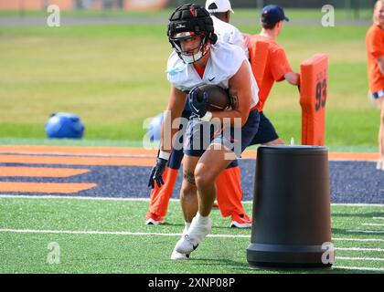 Syracuse Orange tight end Dan Villari (89) breaks a tackle during the ...