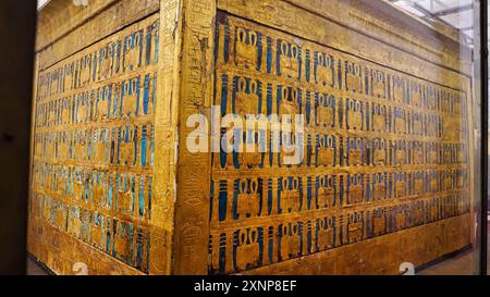 Howard Carter with Coffin of Tutankhamun. Museum: The Griffith ...