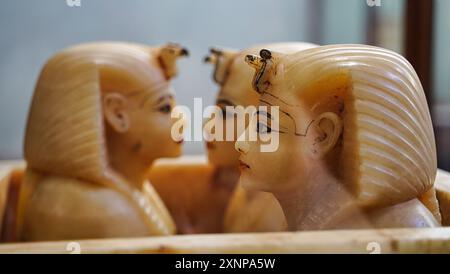 Canopic shrine from the tomb of Tutankhamun Stock Photo - Alamy