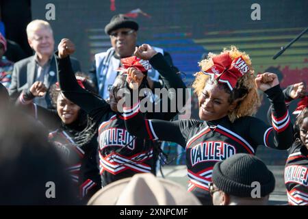 African-American high school cheerleaders Stock Photo - Alamy