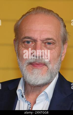 Schauspieler Jan-Gregor Kremp kommt zur Premiere des Comedy Musical ...