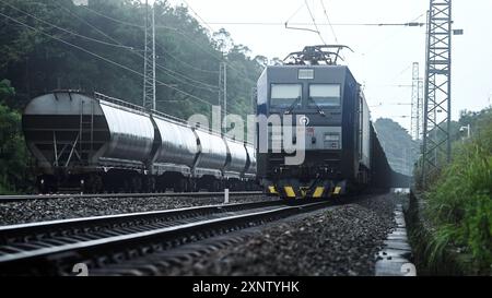Two rail-sea freight trains leave Nanchang International Land Port ...