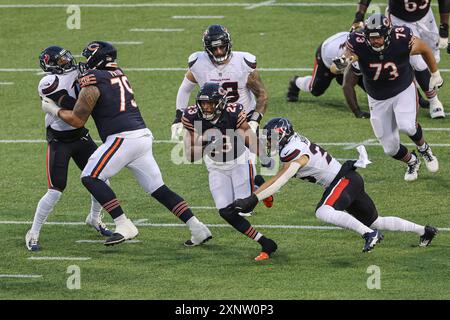 Chicago Bears running back Roschon Johnson catches a punt during ...