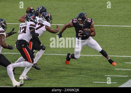 Chicago Bears running back Roschon Johnson waits for a punt during ...
